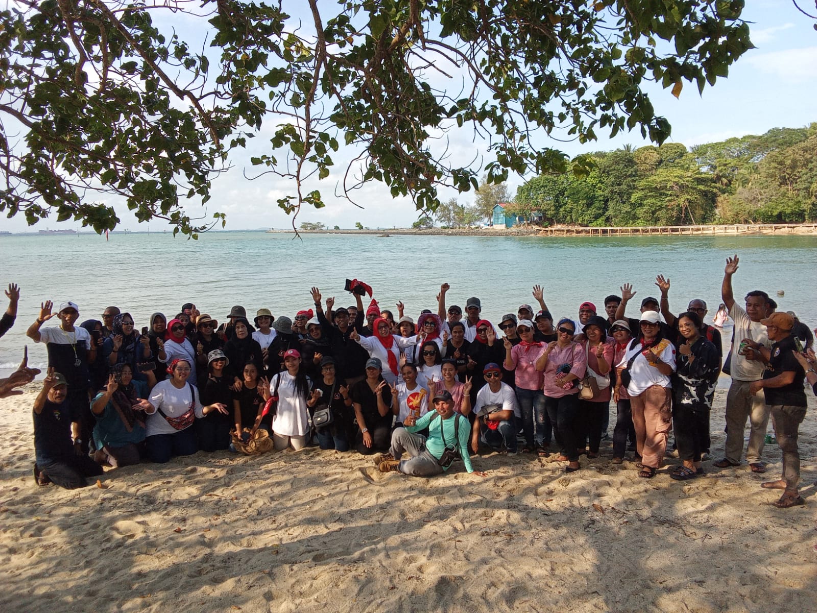 Silahturahmi Akbar IKMAL Tanjungpinang dan Batam di Pantai Bahagia ...